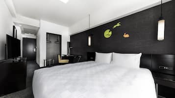 Quarto de hotel moderno com uma cama grande, uma escrivaninha e uma cadeira. Há uma televisão do lado esquerdo e um guarda-roupa. O quarto possui uma parede escura com um design circular e um candeeiro suspenso.