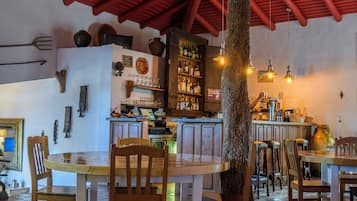 Serviço de almoço e jantar; culinária portuguesa, vistas para o jardim