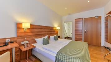 Quarto casal básico | Roupas de cama antialérgicas, frigobar, cofres nos quartos, escrivaninha