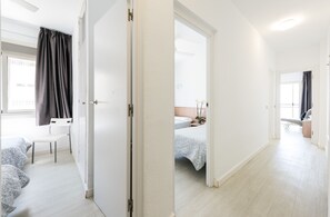 Apartamento, 2 quartos, vista para o mar | Edredões de penas, cortinas/cortinados opacos, ferro/tábua de engomar 