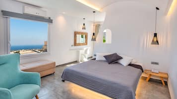 Deluxe Suite with Outdoor Hot Tub and Sea View | Roupa de alta qualidade, cofre no quarto