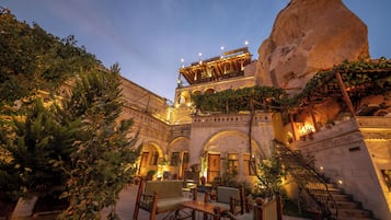 Fachada do alojamento (tarde/noite)