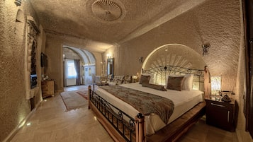 Deluxe Cave Suite with Spa Bath | Minibar, cofre no quarto, secretária, quartos insonorizados