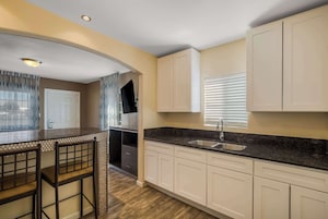 Suite 2 double beds non-smoking | Cozinha privada | Um frigorífico, um micro-ondas, uma cafeteira/bule, Congelador