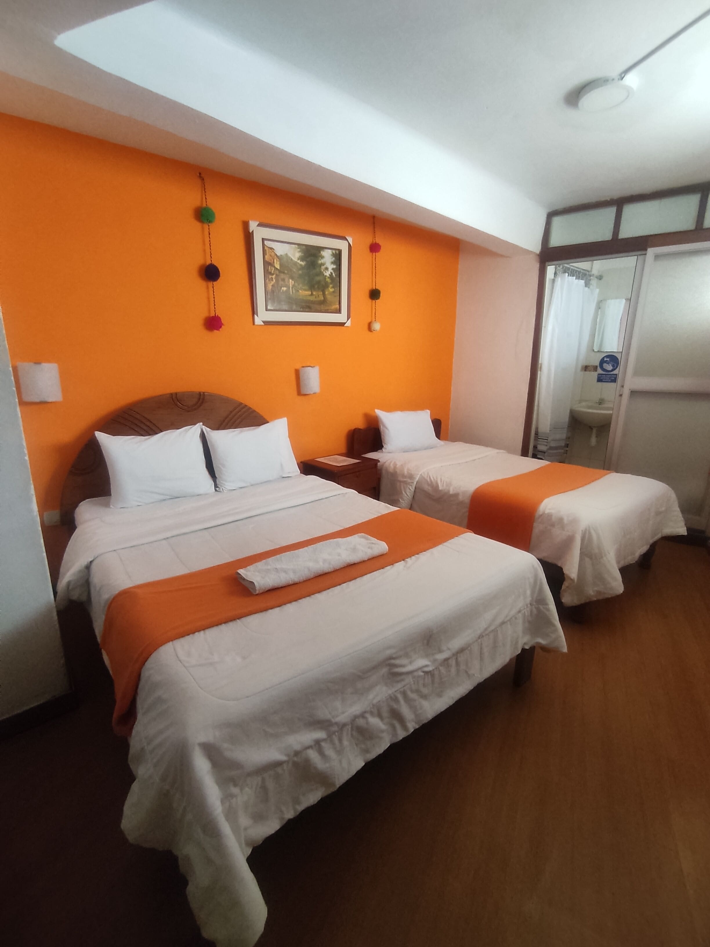 Quarto família | Cortinas blackout, Wi-Fi de cortesia