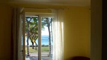 Quarto casal superior, sacada, vista para o lago | Edredons de pluma, frigobar, cofres nos quartos