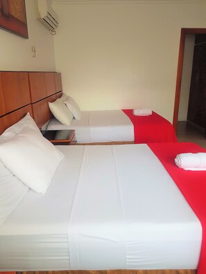 Quarto casal ou duplo | Cofres nos quartos, escrivaninha, cortinas blackout