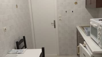 Apartamento | Cozinha privada | Um frigorífico, uma cafeteira/bule, uma chaleira elétrica