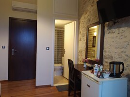 Quarto casal superior, vista para o mar | Cofres nos quartos, escrivaninha, cortinas blackout