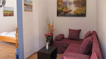Apartamento | Área de estar | TV de tela plana 32 polegadas com canais via satélite, TV