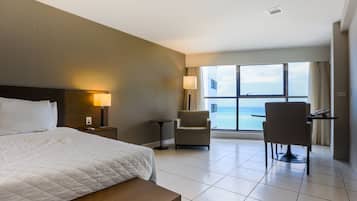 Quarto Twin Standard | Minibar, cofre no quarto, secretária, ferro/tábua de engomar