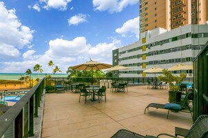 Piscina exterior, guarda-sóis, espreguiçadeiras