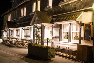 Fachada do alojamento (tarde/noite)