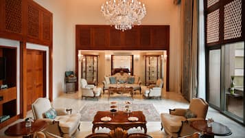 Suite Royal | Sala | Televisor LED de 65 polegadas com canais por cabo