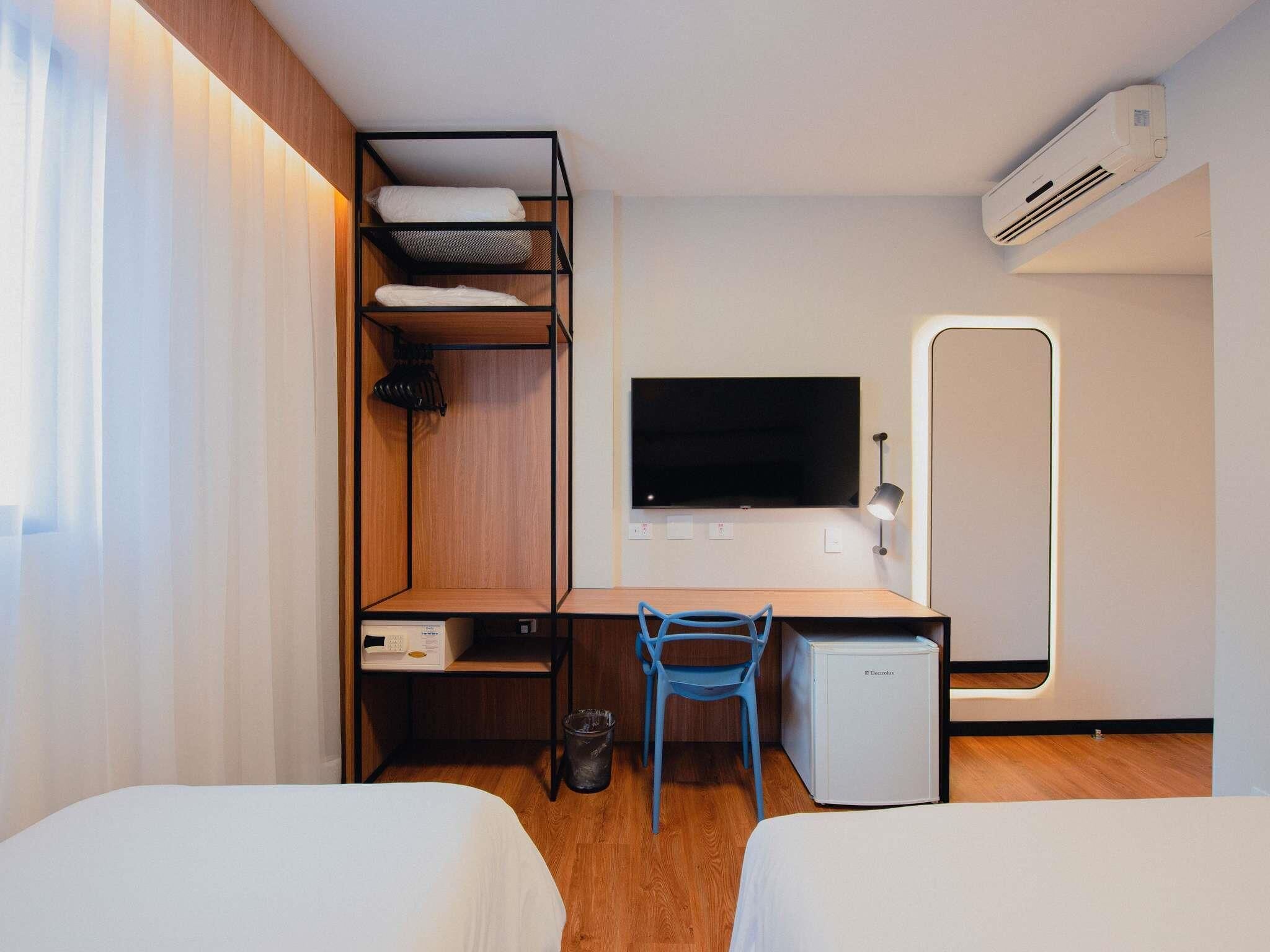 Minibar, cofre no quarto, secretária, quartos insonorizados 