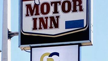 Placa do Alana Motor Inn com o logotipo da Golden Chain Classic.