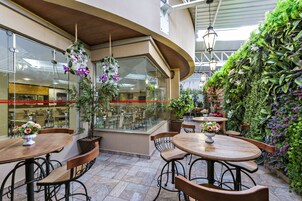 Café da manhã com buffet grátis todos os dias