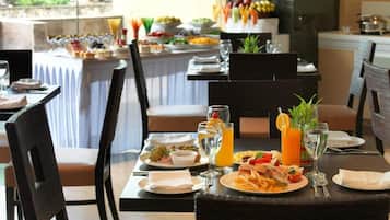 Pequenos-almoços, almoços, jantares servidos, cozinha internacional