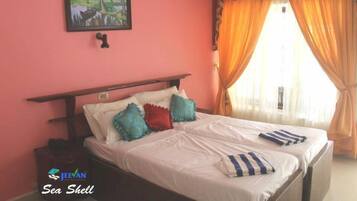 Quarto | Frigobar, escrivaninha, ferros/tábuas de passar roupa, Wi-Fi de cortesia