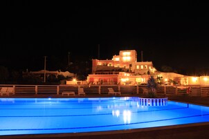 Piscina externa, guarda-sóis, espreguiçadeiras