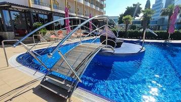 Piscina externa sazonal, barracas de cortesia, guarda-sóis