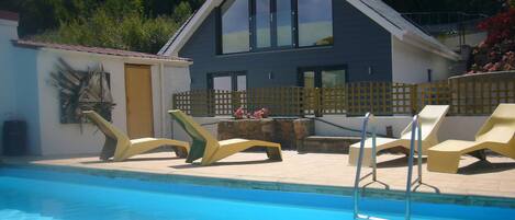 Piscina externa, espreguiçadeiras