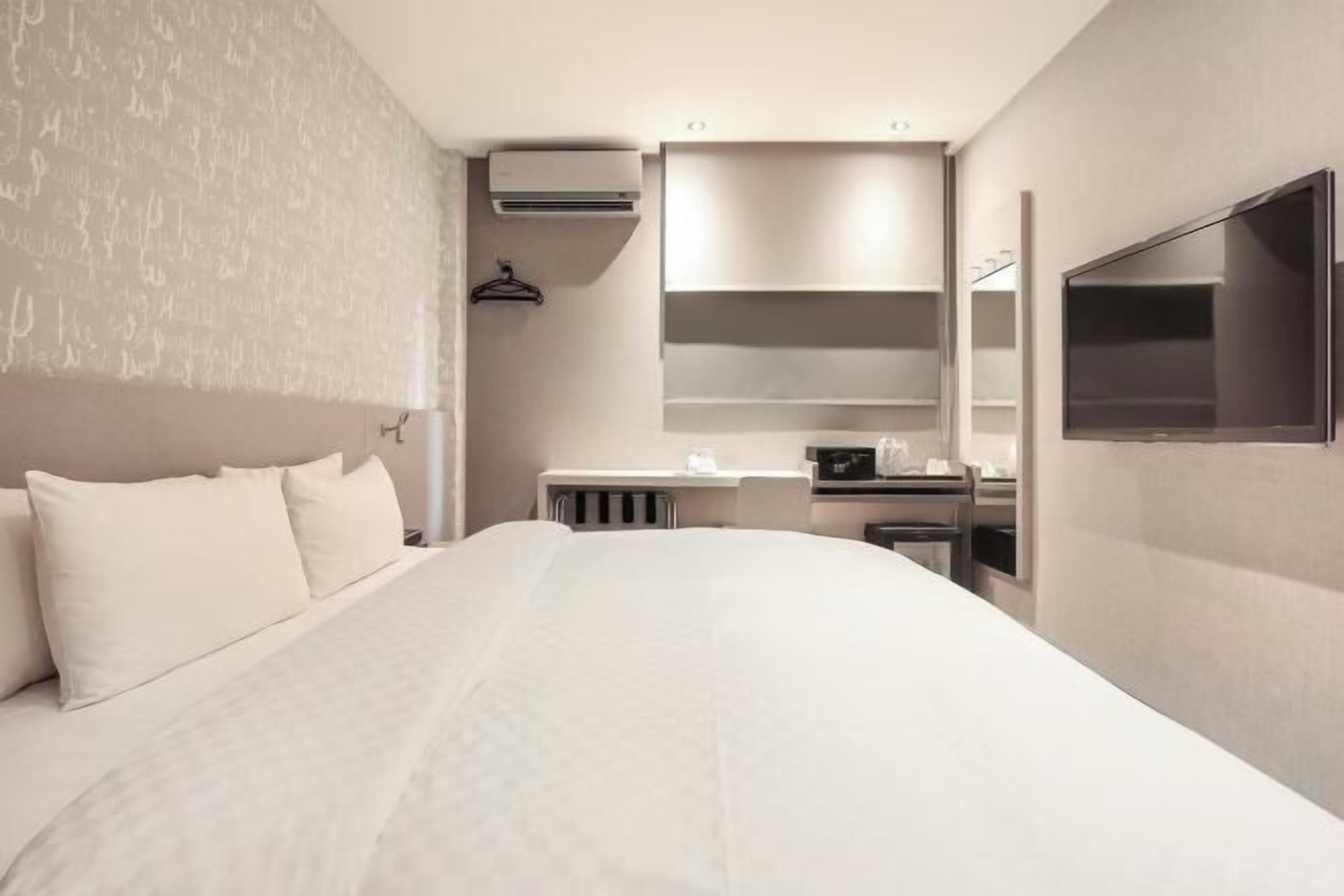 Frigobar (abastecido com itens grátis), cofres nos quartos