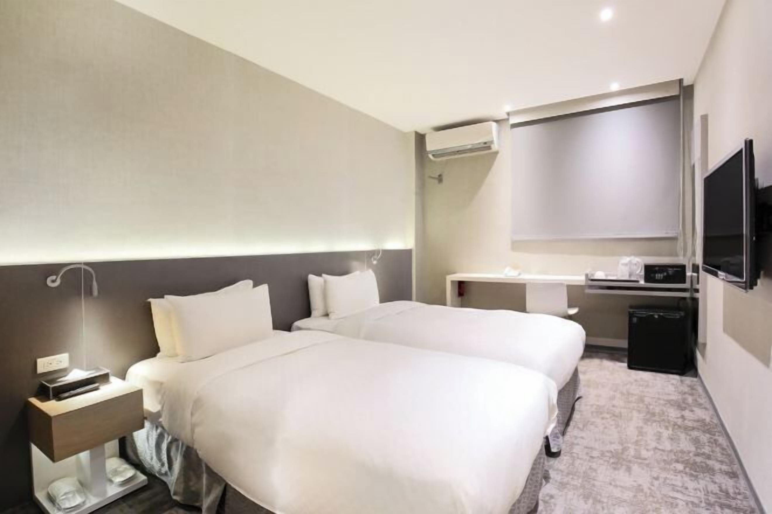 Frigobar (abastecido com itens grátis), cofres nos quartos