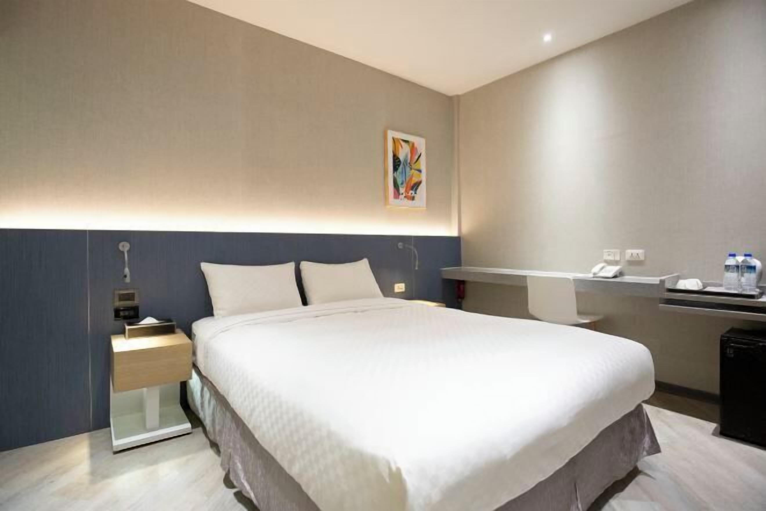 Frigobar (abastecido com itens grátis), cofres nos quartos