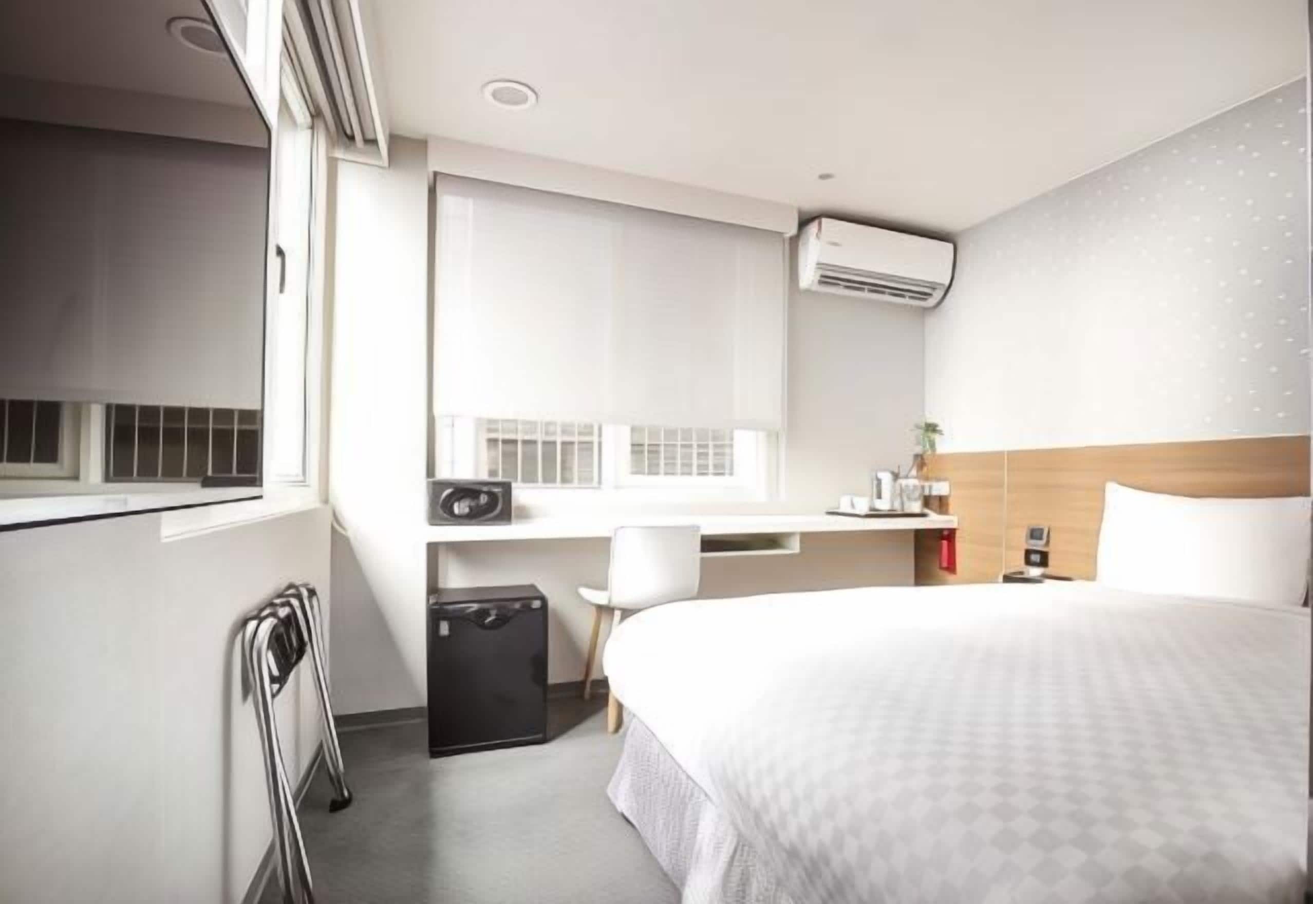 Frigobar (abastecido com itens grátis), cofres nos quartos