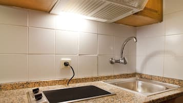 Um frigorífico (a pedido), utensílios de cozinha