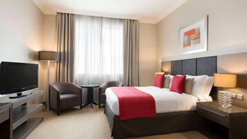 Cofres nos quartos, escrivaninha, quartos à prova de som