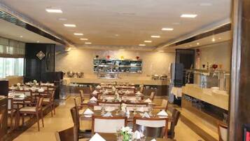 Café da manhã com buffet todos os dias (AED 49 por pessoa)