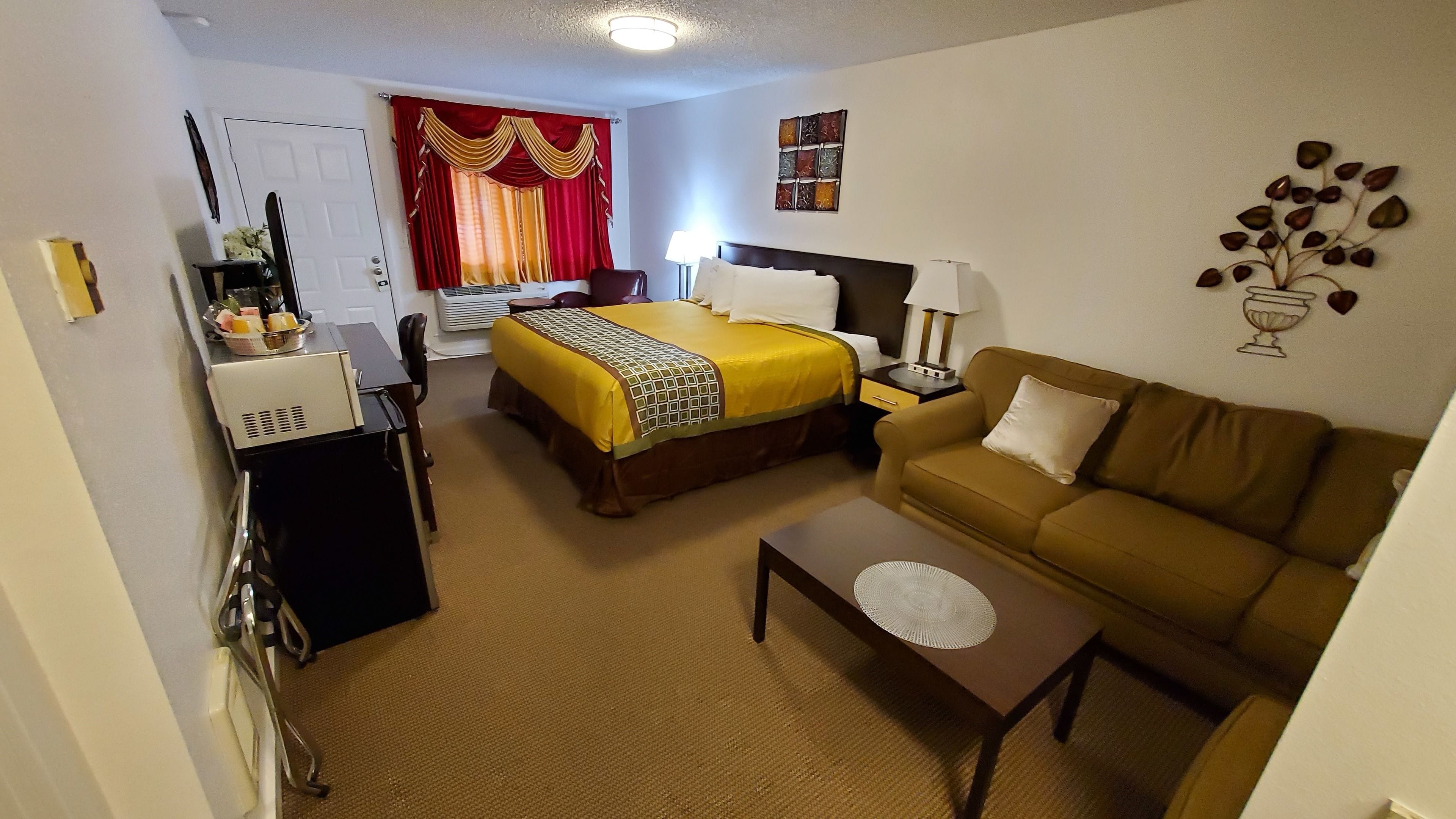 Roupas de cama premium, escrivaninha, cortinas blackout