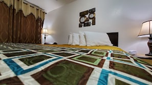 Roupas de cama premium, escrivaninha, cortinas blackout
