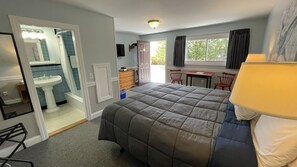 Quarto Standard, 1 cama king-size, não fumadores, casa de banho privativa (No Dogs Allowed) | Casa de banho | Uma combinação polibã/banheira, artigos de higiene pessoal grátis 