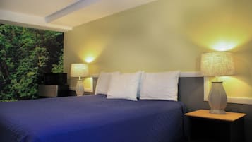 Standard Room, King Bed, Non Smoking, Private Bathroom (Dog Friendly) | Ferros/tábuas de passar roupa, Wi-Fi de cortesia, roupa de cama