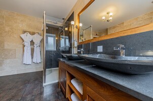 Suite Deluxe | Casa de banho | Artigos de higiene pessoal grátis, um secador de cabelo
