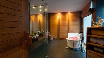 SALA Villa with Private Plunge Pool | Casa de banho | Um polibã e uma banheira separados, uma banheira de imersão total