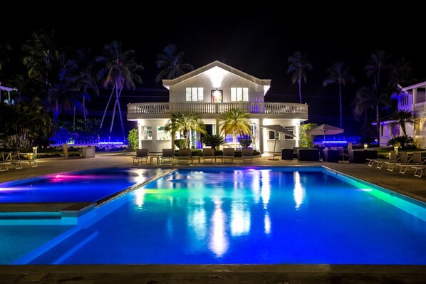 Piscina exterior, da(s) 08:00 à(s) 22:00, guarda-sóis, espreguiçadeiras 