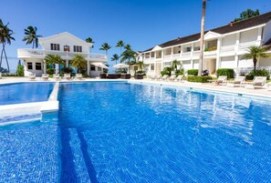 Piscina exterior, da(s) 08:00 à(s) 22:00, guarda-sóis, espreguiçadeiras 