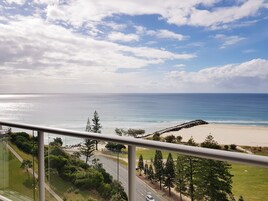 Apartamento, 3 quartos, vista para a praia | Vista do quarto