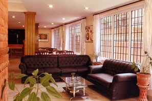 Área de estar no saguão