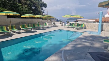 Piscina externa sazonal, funciona das 9h  às 19h30, guarda-sóis
