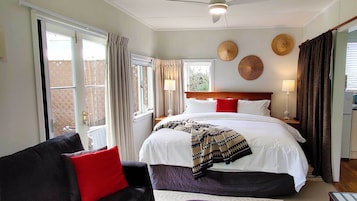 Casa de Campo Romântica, 1 cama king-size, vista para o jardim, junto ao jardim | Casa de banho | Artigos de higiene pessoal grátis, um secador de cabelo, roupões