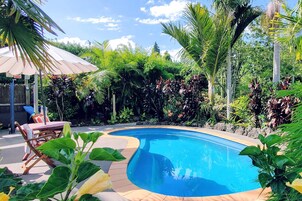 Piscina exterior, espreguiçadeiras