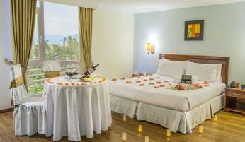 Quarto casal superior, banheira de hidromassagem | 1 quarto, cofres nos quartos, escrivaninha, quartos à prova de som