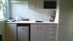 Um frigorífico, um micro-ondas, uma placa de cozinha