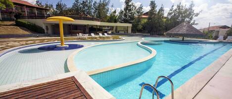 2 piscinas exteriores, guarda-sóis