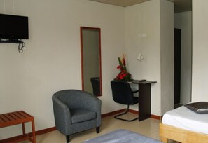 Quarto duplo urbano | Cofres nos quartos, escrivaninha, Wi-Fi de cortesia, roupa de cama
